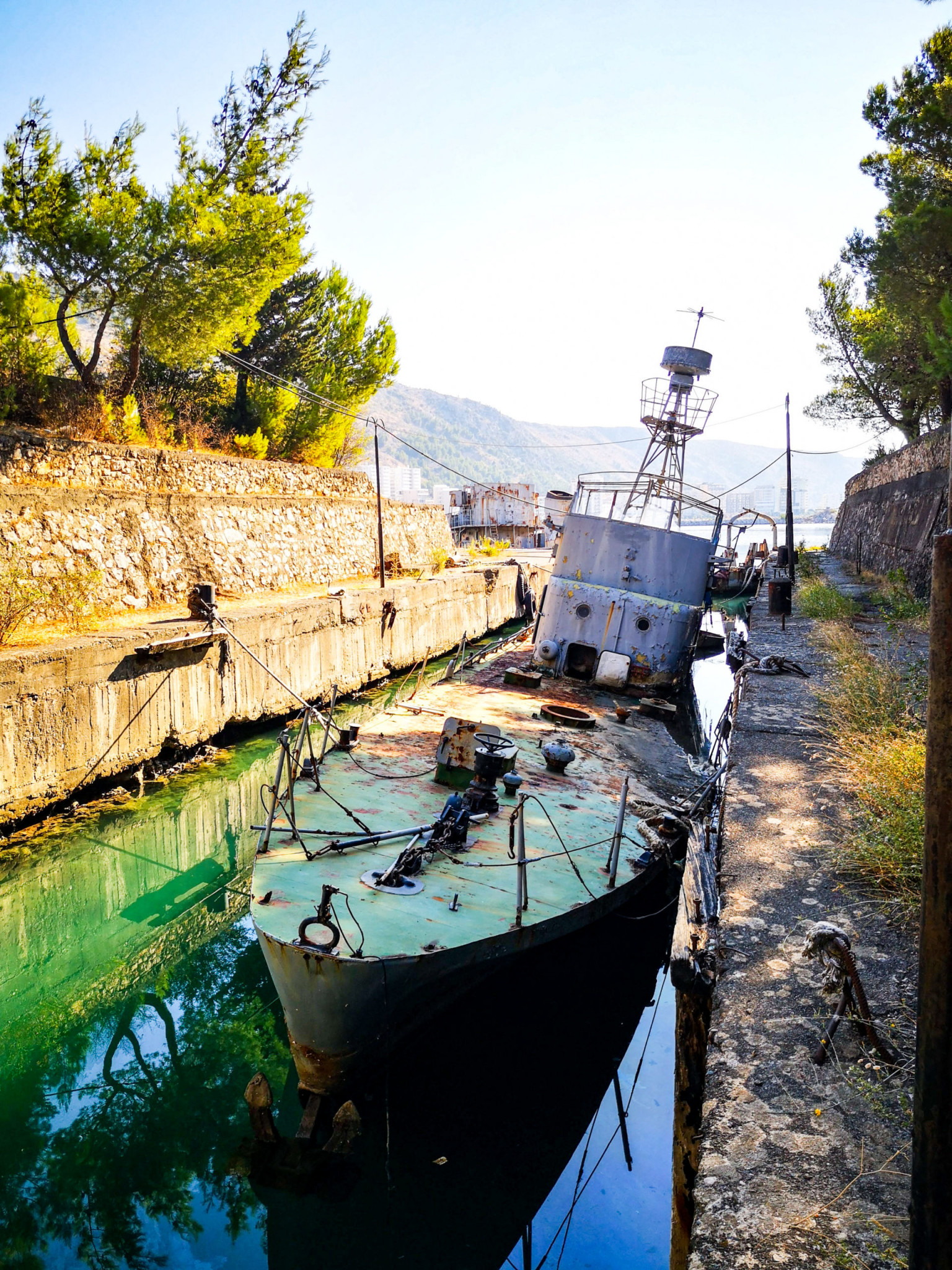 Lost Place Albanien – U-Boot-Basis mit Militär-Schiffen - kunstwut